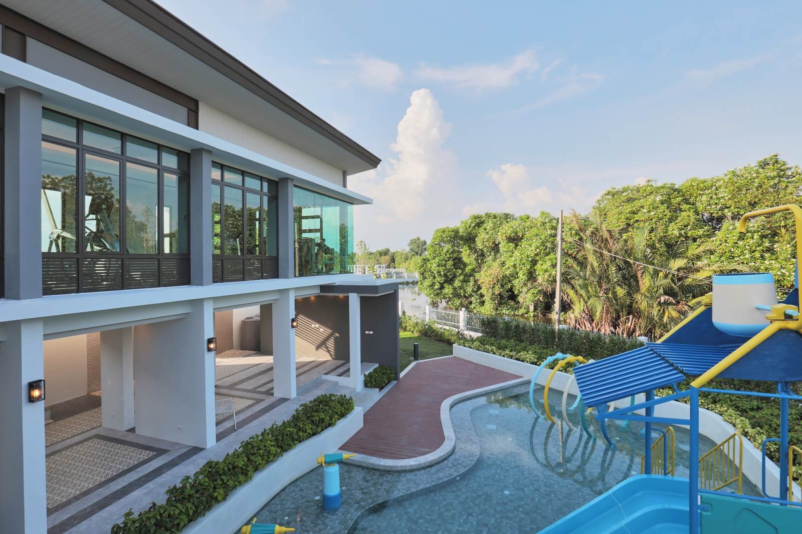 ซื่อตรง พรีเมี่ยม ไอแอม Suetrong Premium I’AM พระราม 2-แสมดำ พรั่งพร้อมด้วยอัตลักษณ์ ความหรูหรา